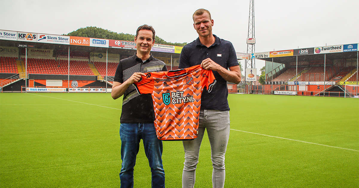 Henk is thuis; spits laat oranjehart spreken en keert terug bij jeugdliefde