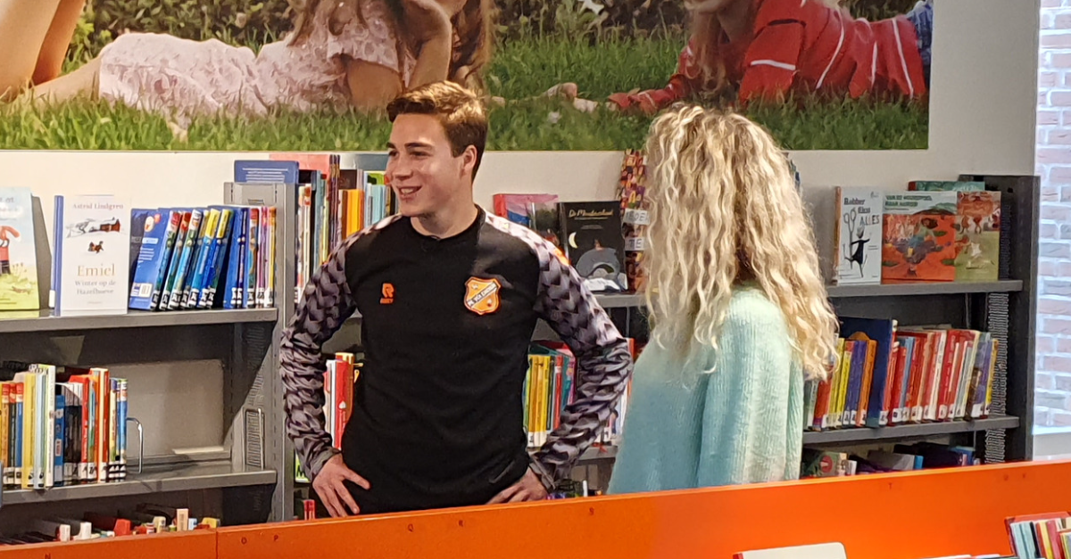 Carel Eiting motiveert basisschoolleerlingen om boeken te scoren